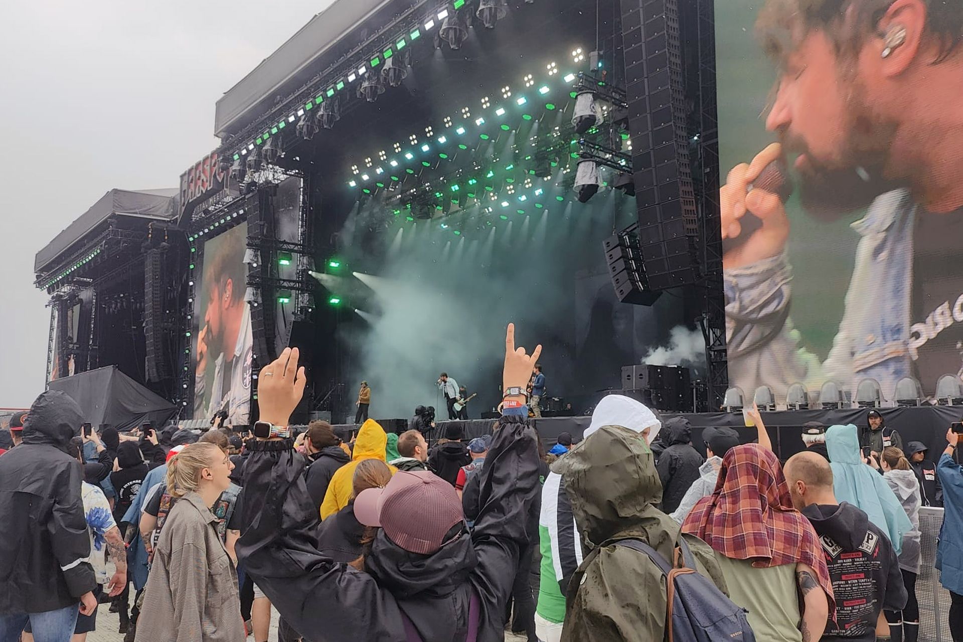Graspop dag 1: modder en regen deren festivalgangers niet | RTV